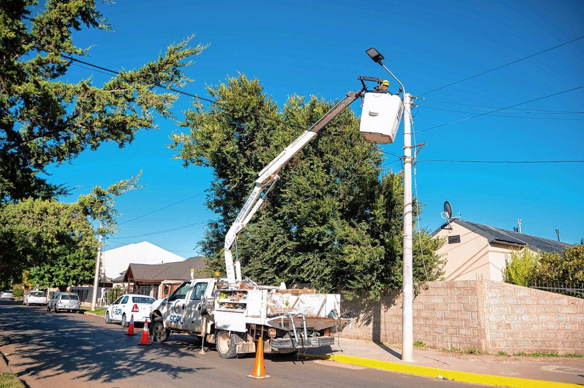 La SCPL avanza con la colocación de más de 100 luminarias LED en ...