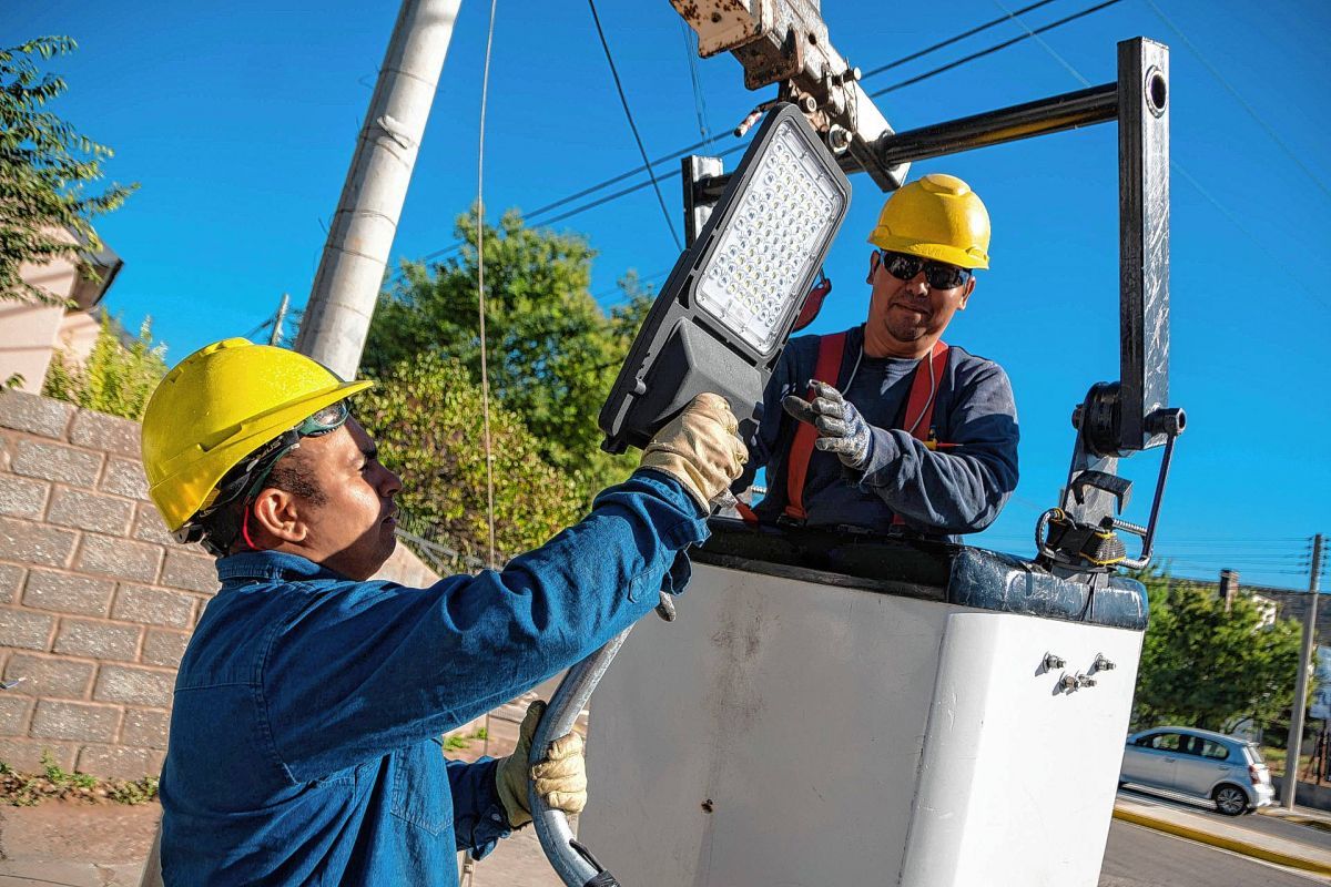 La SCPL avanza con la colocación de más de 100 luminarias LED en ...